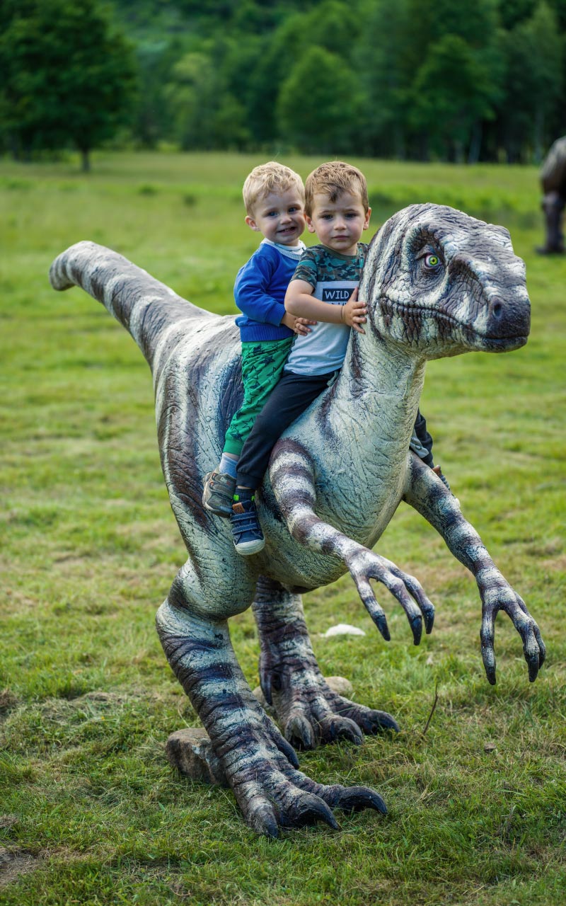 parc cu dinozauri - Dinosaur World Transylvania